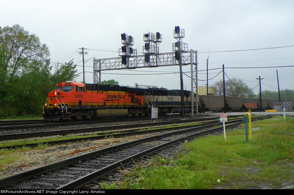 BNSF 5889